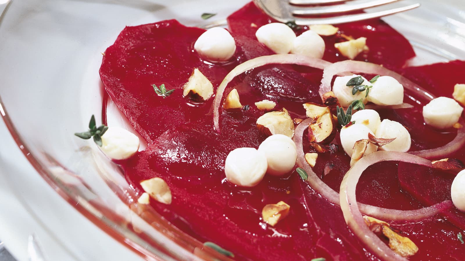 Carpaccio de betteraves rouges aux noix et à la mozzarella - Recette ...
