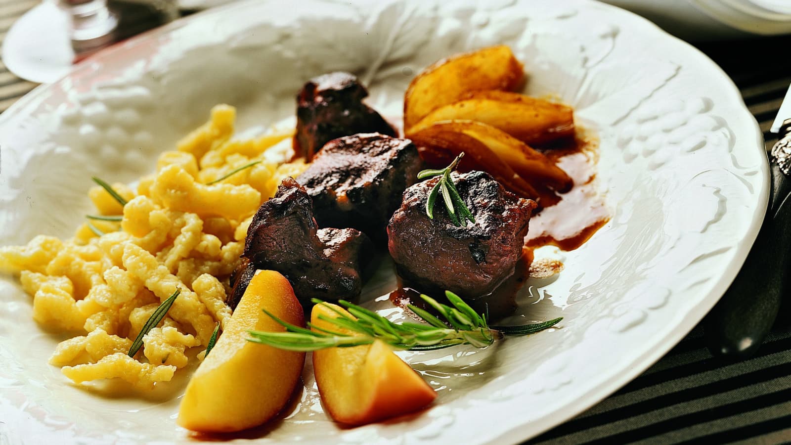 Rehpfeffer mit Apfel-Dörrapfel-Kompott - Rezept | Swissmilk