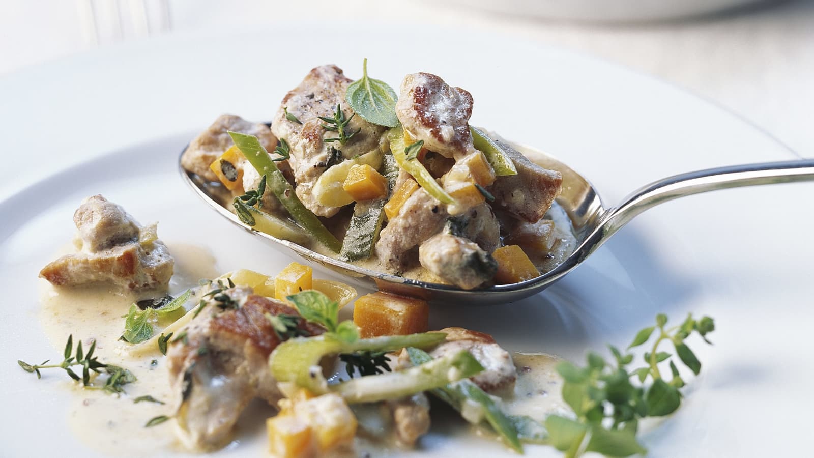 Emincé de porc sauce moutarde aux herbes - Recette | Swissmilk