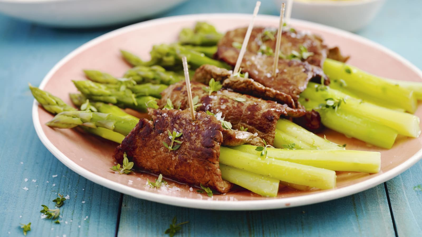 Spargeln in Kalbs-Paillard-Rollen mit Zitronenbutter - Rezept | Swissmilk