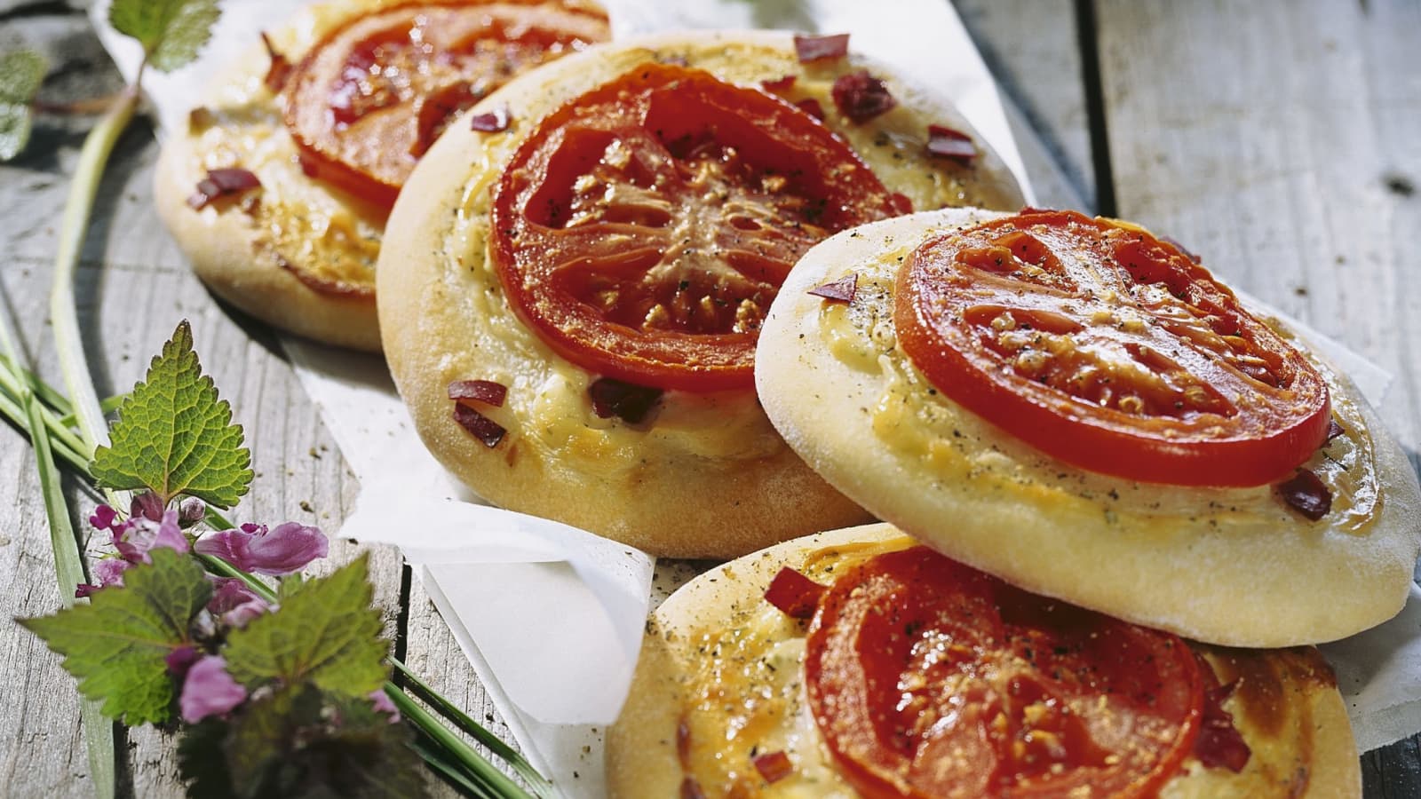 Mini-Pizzen mit Tomaten - Rezept | Swissmilk
