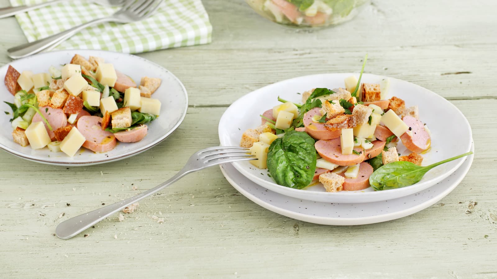 Wurst-Käse-Salat mit Gemüse und Röstbrot - Rezept | Swissmilk