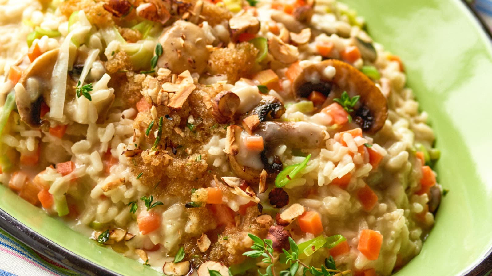 Pilz-Gemüse-Risotto mit Kräuter-Brösmeli - Rezept | Swissmilk