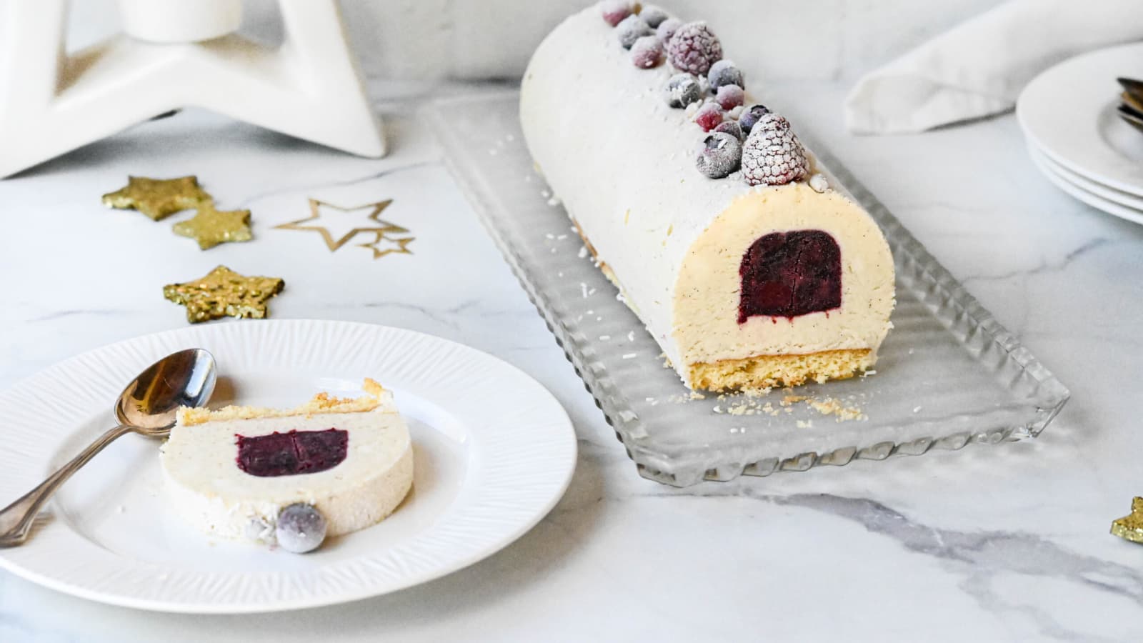 Bûche de Noël glacée aux fruits rouges - Recette | Swissmilk