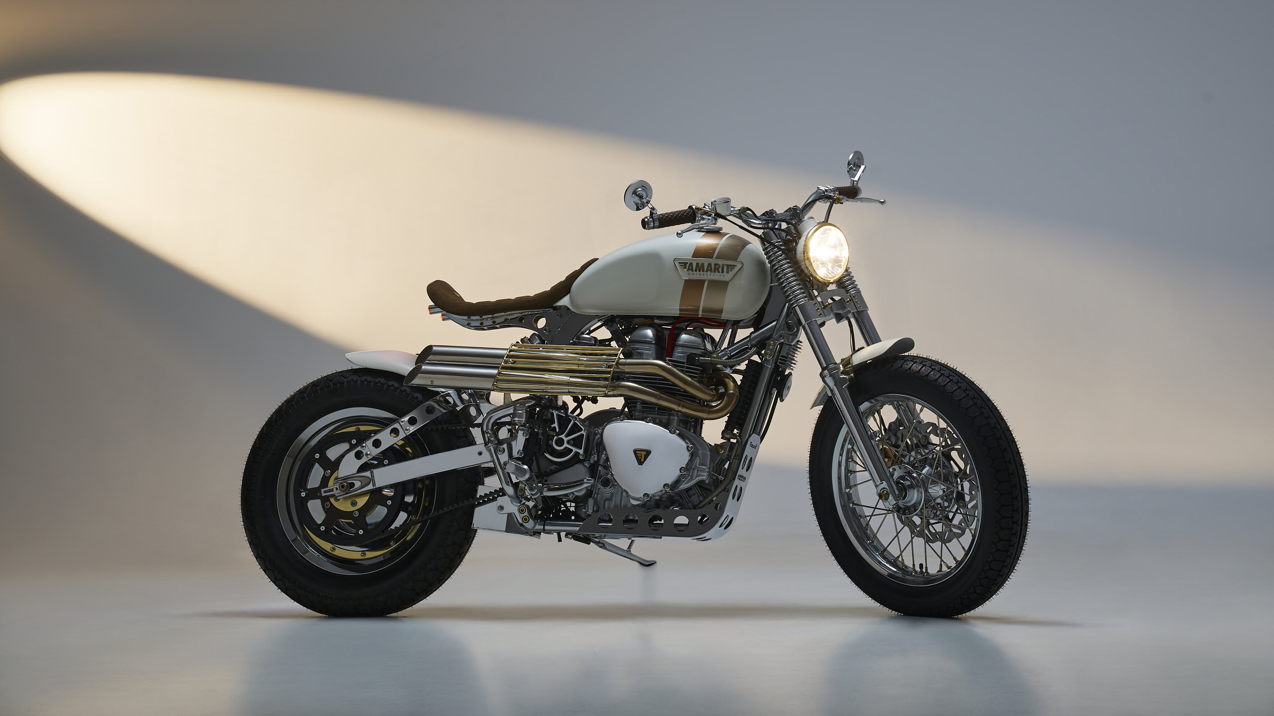 137 Phantom | Tracker Style, Classic Racing Aesthetics