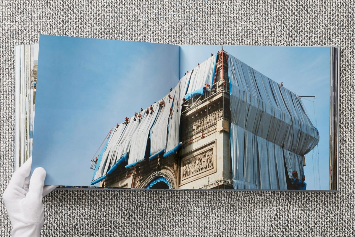 Christo and Jeanne-Claude. L'Arc de Triomphe, Wrapped, by Day. Art ...