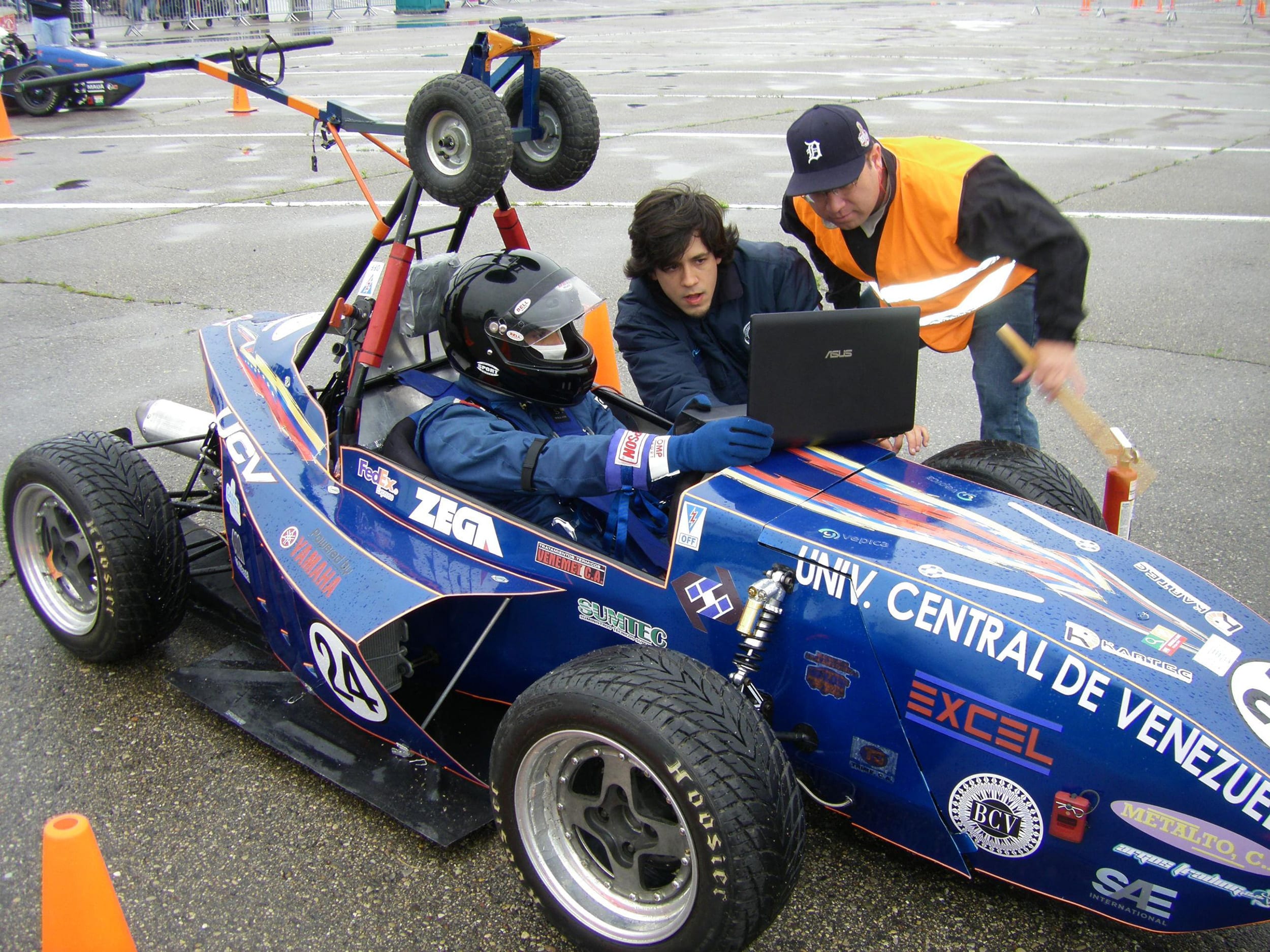 Teams Make Unique Statements at 2014 Formula SAE Michigan - Mobility ...