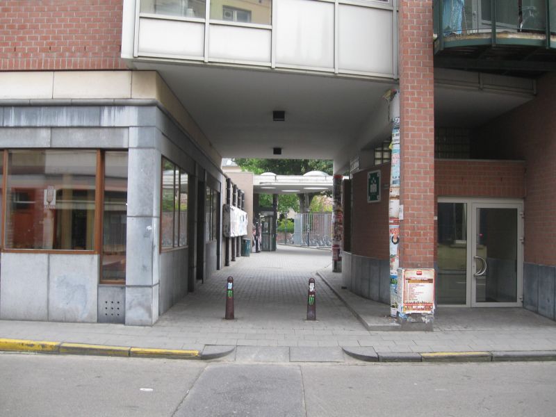 Toegangsweg naar inkomhal (00.41) vanuit Tiensestraat naar ...