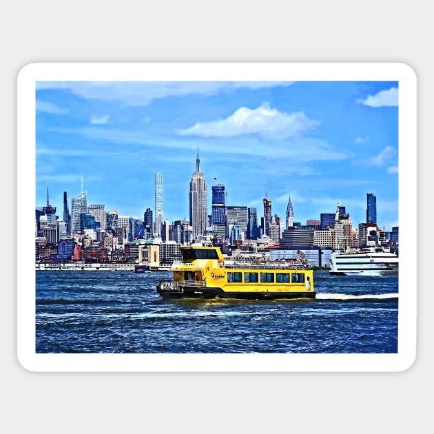 Manhattan NY - Ferry In Front Manhattan Skyline - Manhattan Skyline ...