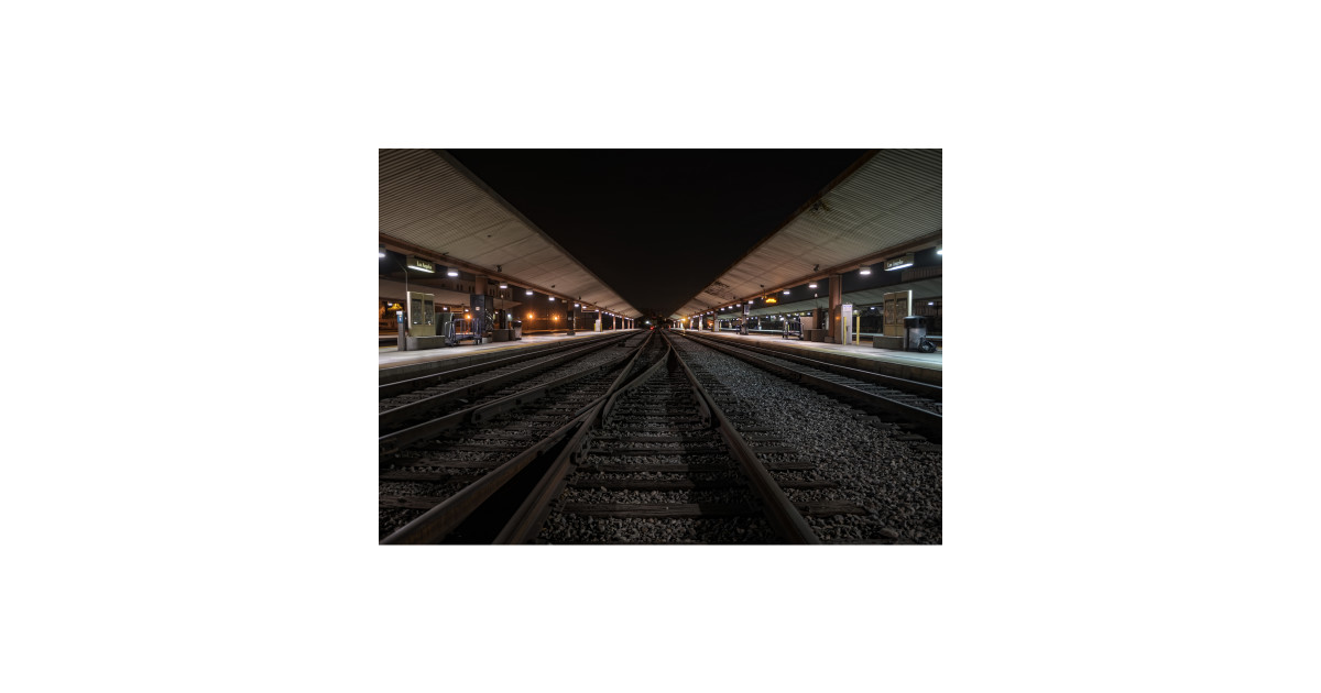 Train Tracks - Hdr - T-Shirt | TeePublic