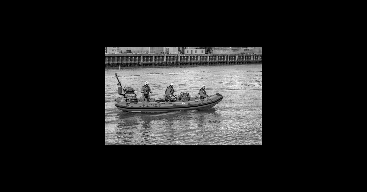 Inshore RNLI lifeboat crew in Great Yarmouth - Lifeboat - Sticker ...