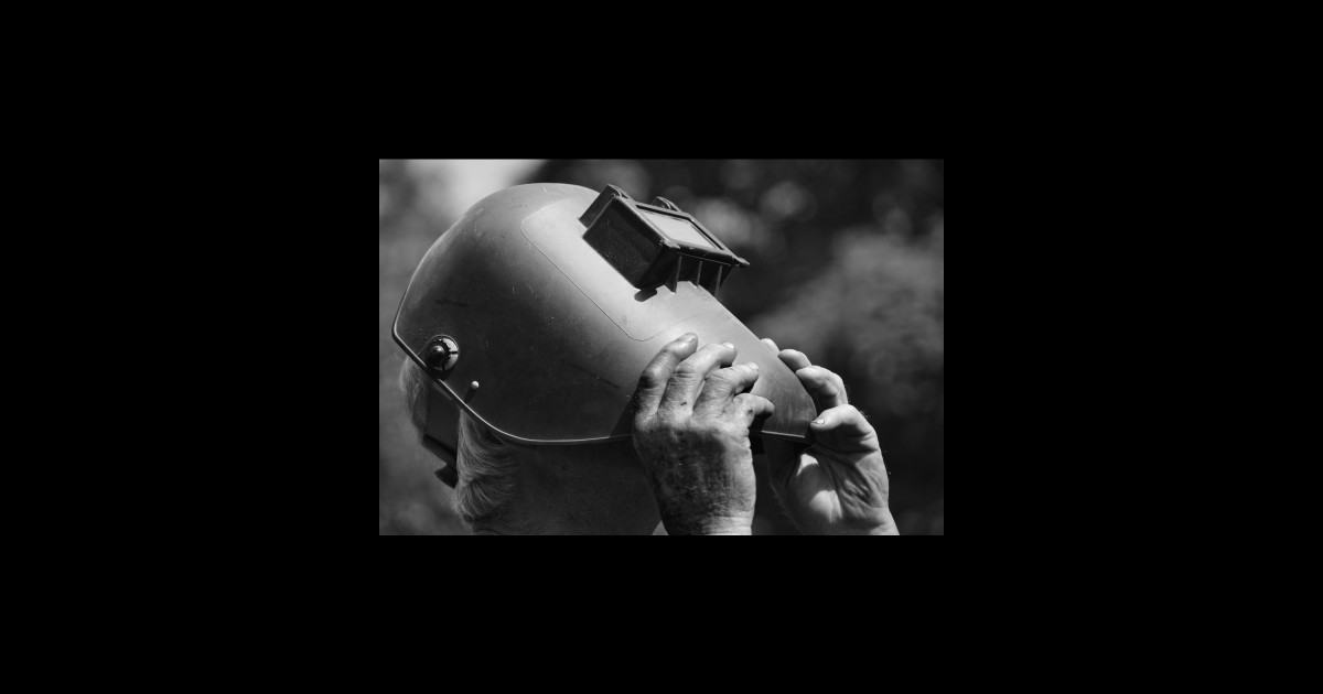 Viewing Solar Eclipse Through Welder's Mask - Viewing Solar Eclipse ...