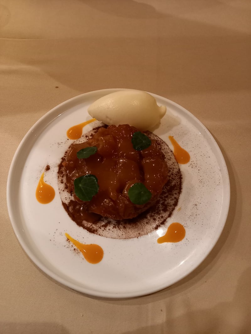 Restaurant La Toque Blanche à Les Mesnuls - Menu, avis, prix et ...