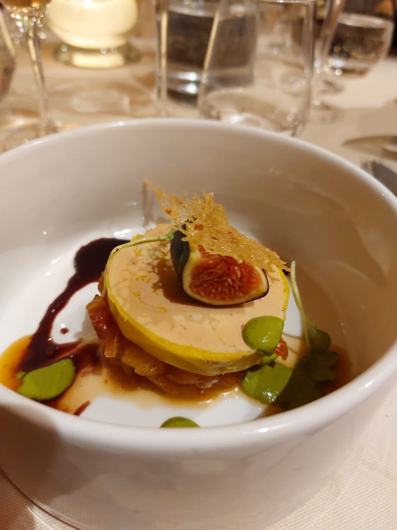 Restaurant La Toque Blanche à Les Mesnuls - Menu, avis, prix et ...