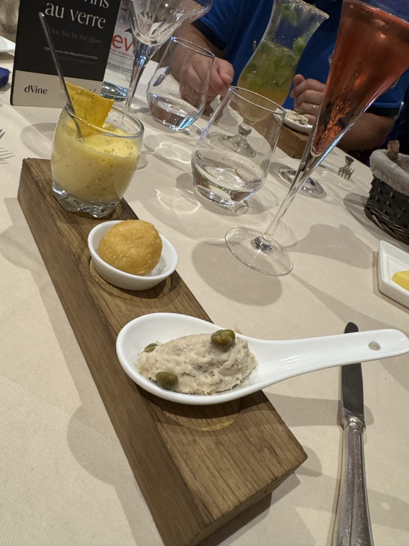 Restaurant La Toque Blanche à Les Mesnuls - Menu, avis, prix et ...