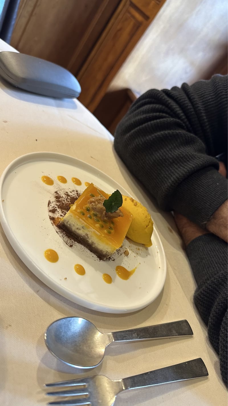 Restaurant La Toque Blanche à Les Mesnuls - Menu, avis, prix et ...