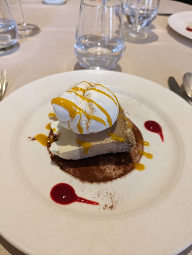 Restaurant La Toque Blanche à Les Mesnuls - Menu, avis, prix et ...