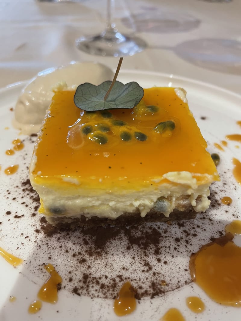 Restaurant La Toque Blanche à Les Mesnuls - Menu, avis, prix et ...