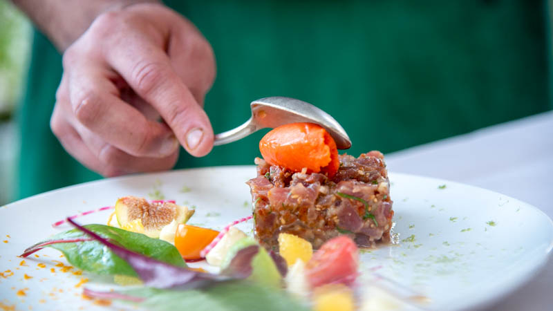 Restaurant La Toque Blanche à Les Mesnuls - Menu, avis, prix et ...