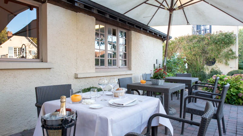 Restaurant La Toque Blanche à Les Mesnuls - Menu, avis, prix et ...