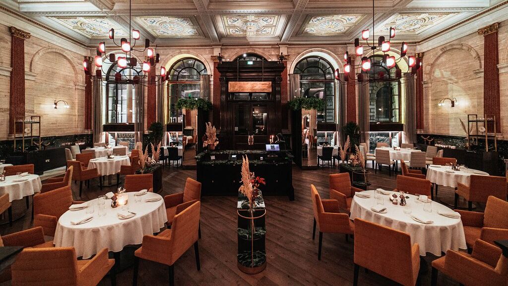 Piazza Italiana in London, Aldgate, Fenchurch Street & Tower Hill ...