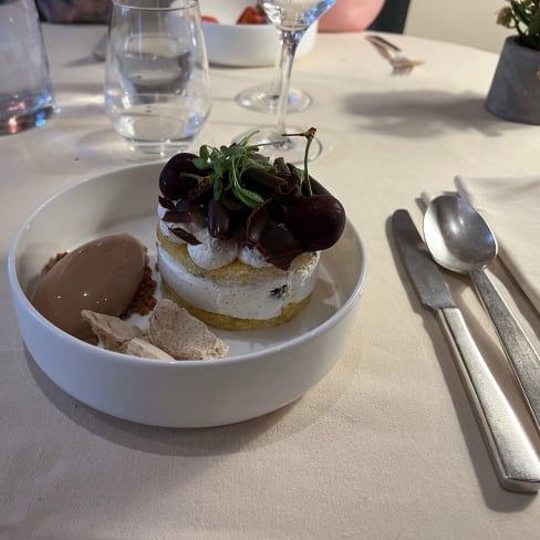 Restaurant La Toque Blanche à Les Mesnuls - Menu, avis, prix et ...