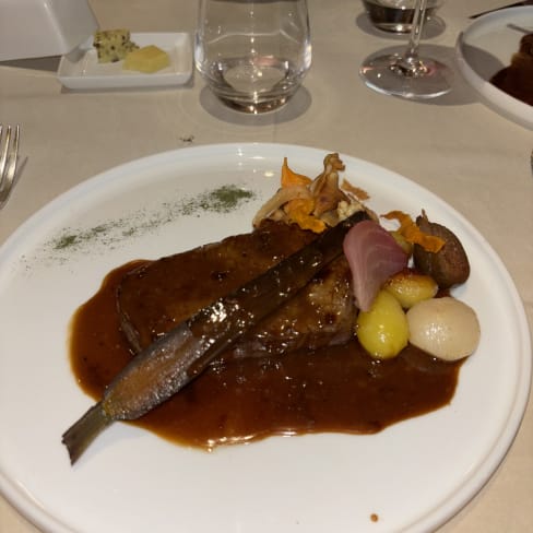 Restaurant La Toque Blanche à Les Mesnuls - Menu, avis, prix et ...