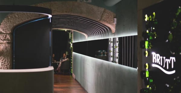 Restaurant Brutt Champagneria Gastrobar à Porto - Menu, avis, prix et ...