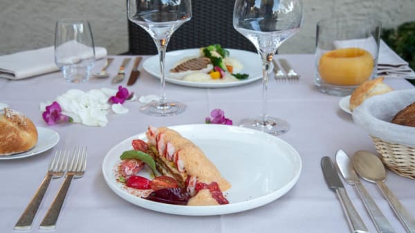 Restaurant La Toque Blanche à Les Mesnuls - Menu, avis, prix et ...