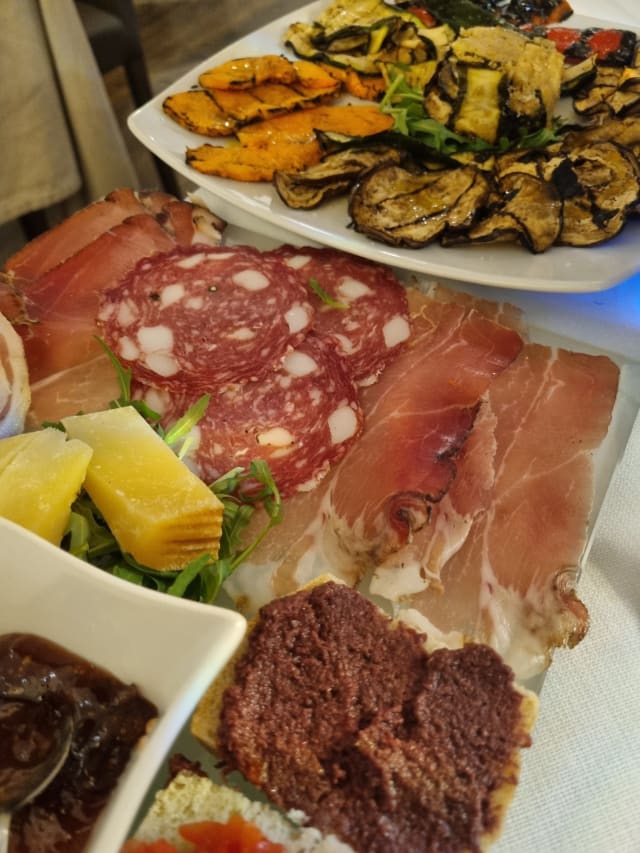 Medì Restaurant Wine & Food a Foligno - Menu, prezzi, immagini ...