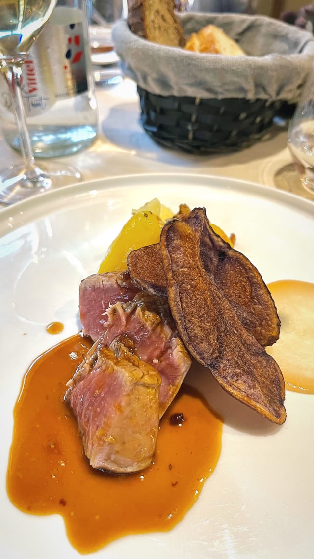 Restaurant La Toque Blanche à Les Mesnuls - Menu, avis, prix et ...