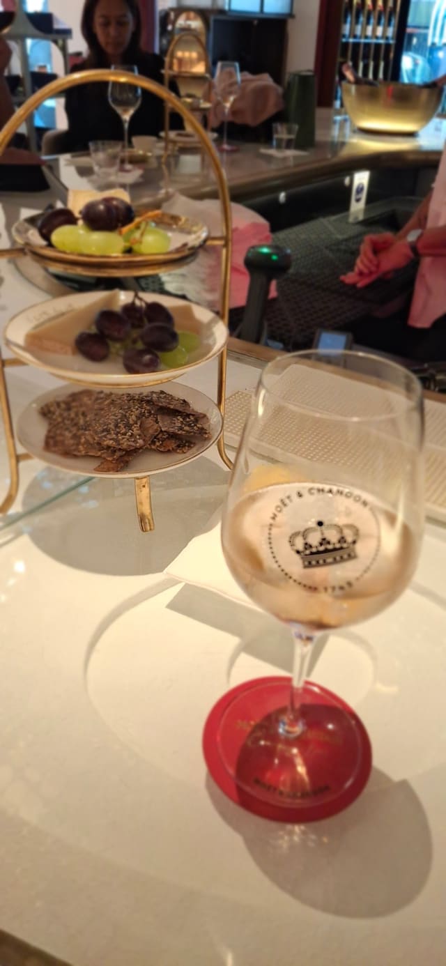 Moet & Chandon Champagne Bar at Harrods in London - Restaurant Reviews ...