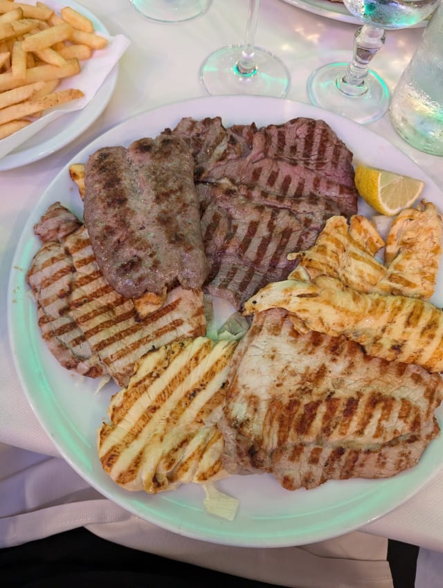 Rosso Magenta a Magenta - Menu, prezzi, immagini, recensioni e ...