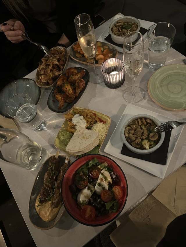 Caliente Tapas Bar Täby i Täby - Restaurangens meny, öppettider, bokning, recensioner samt ...