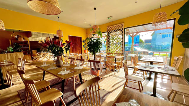 Restaurant La Toque Blanche à Les Mesnuls - Menu, avis, prix et ...