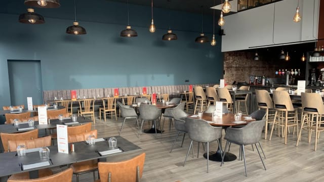 Restaurant La Toque Blanche à Les Mesnuls - Menu, avis, prix et ...