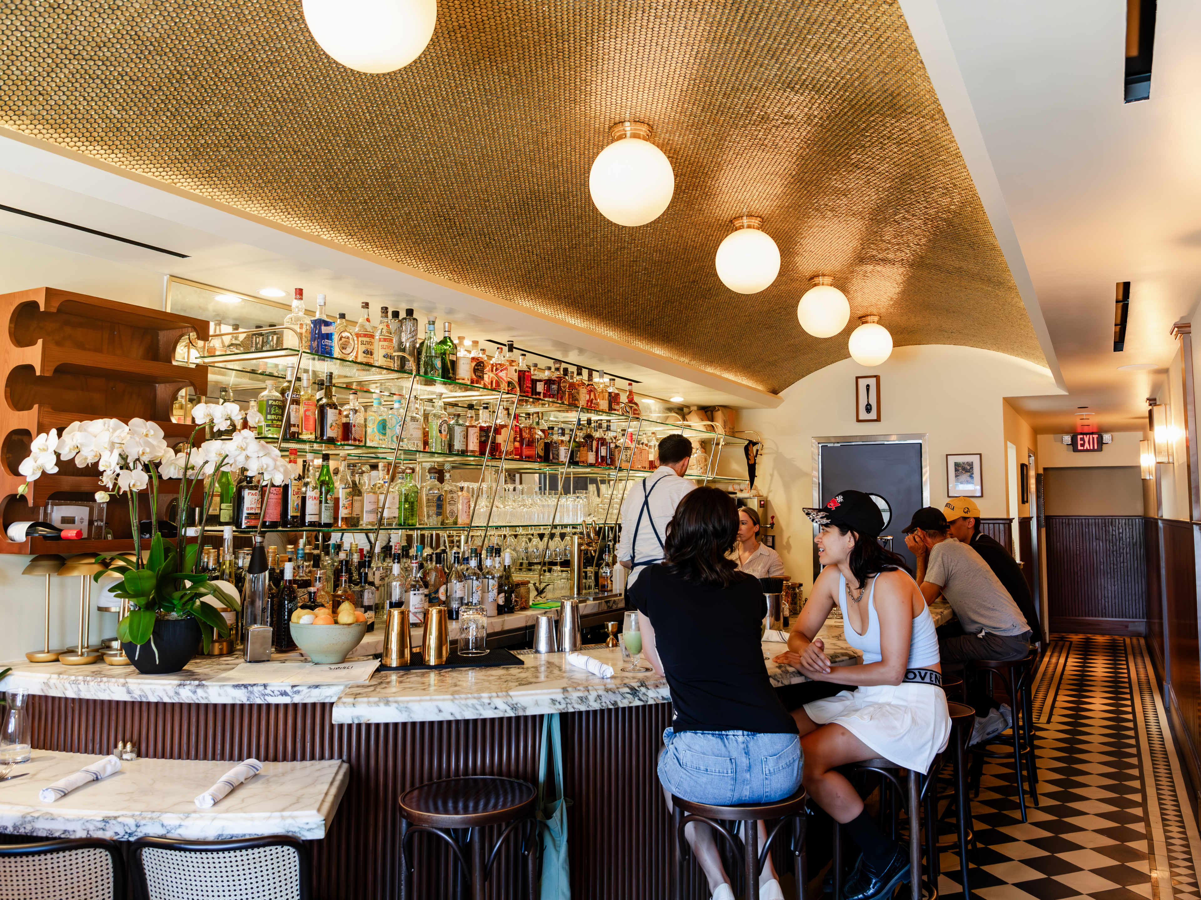 Bar Sinizki brings the Euro vacation fantasy to Atwater - Review - Los ...