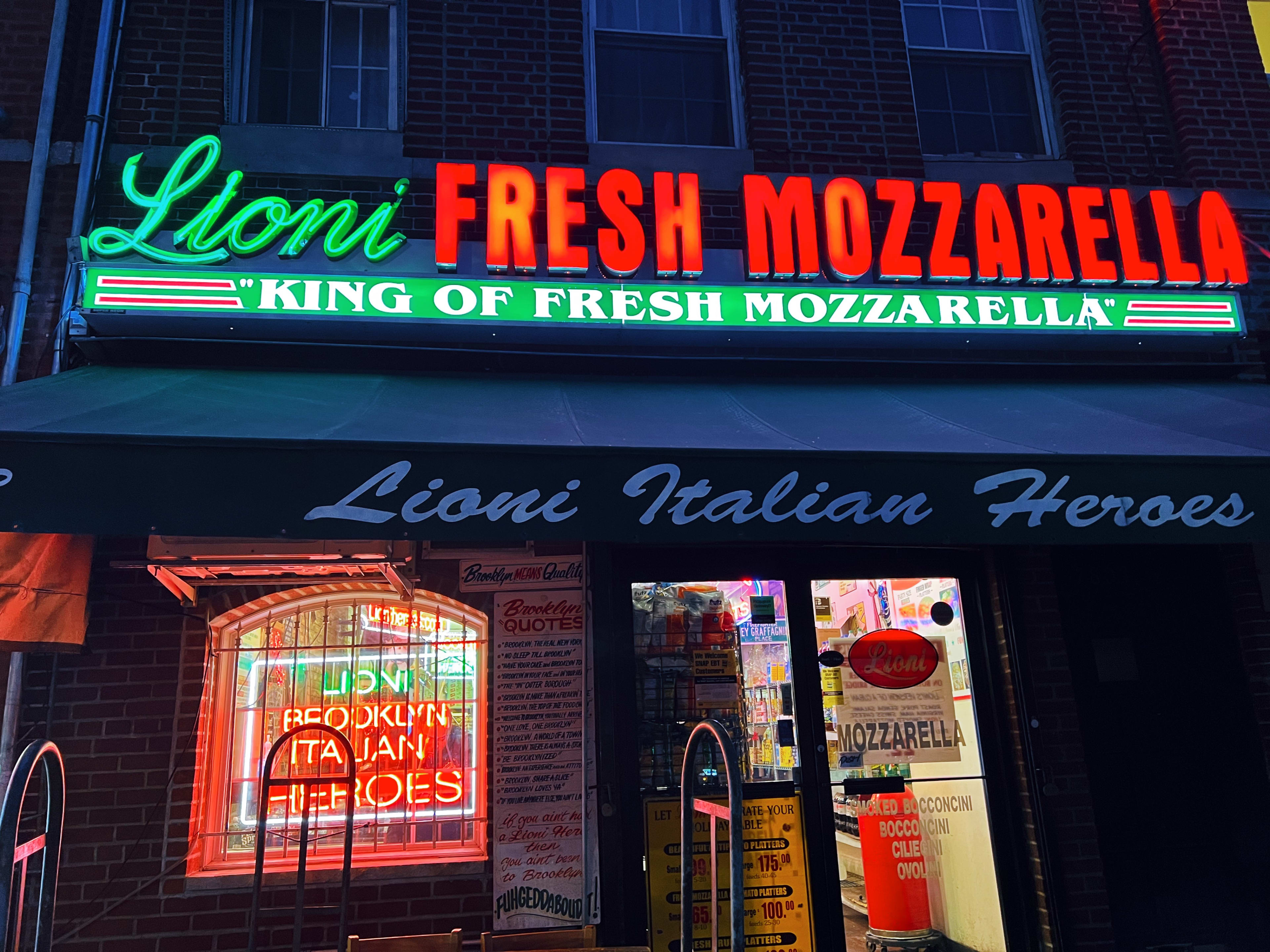 Where To Eat Near The Dyker Heights Christmas Lights - New York - The ...