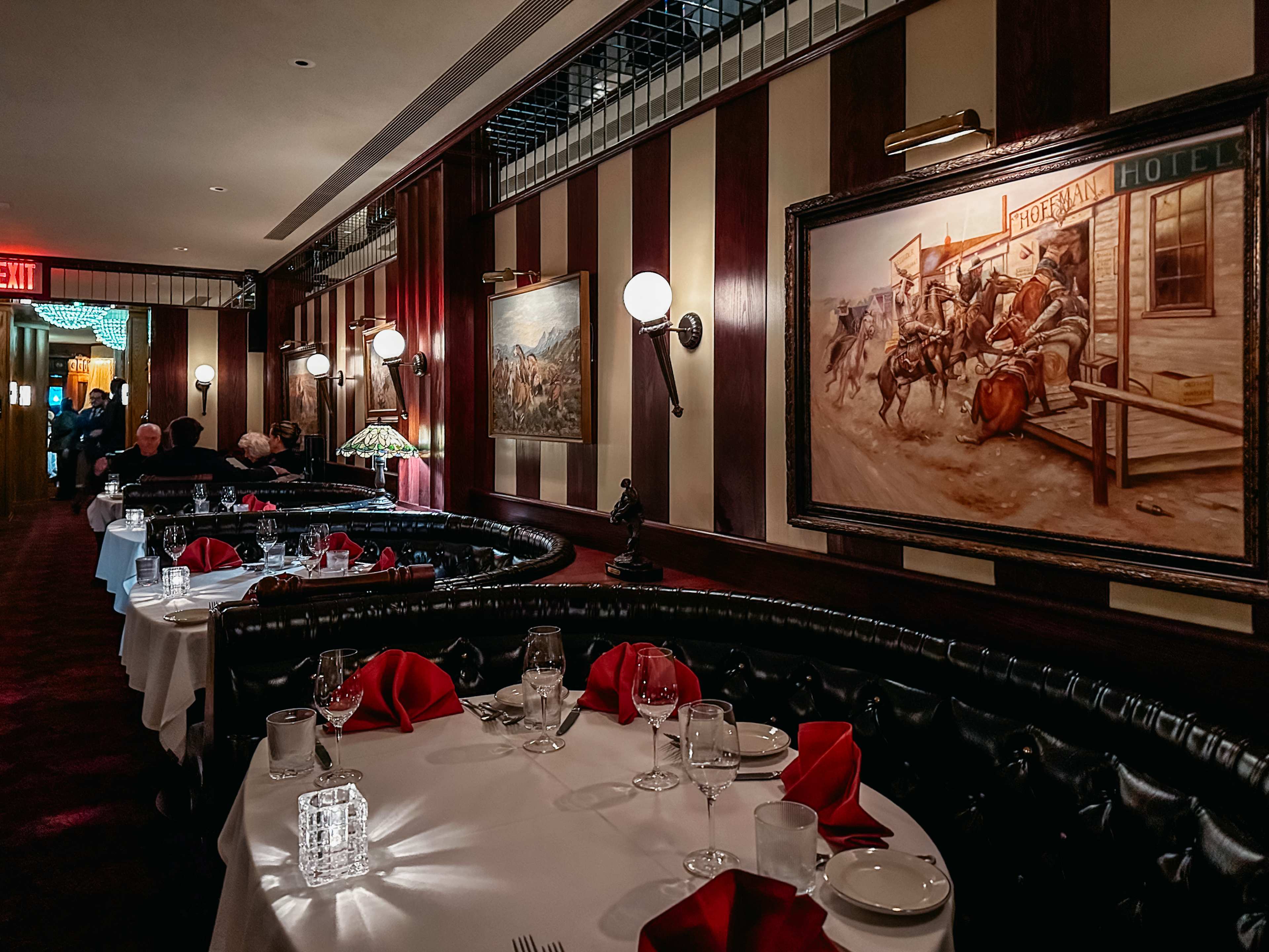 At Golden Steer no detail is spared, all spectacle is mandatory ...