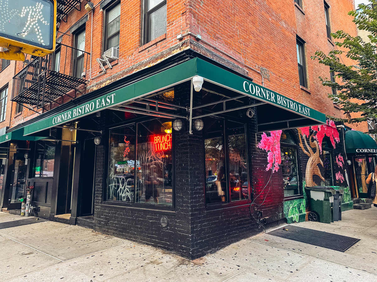 Corner Bistro East brings classic, no-fuss burgers to 1st Avenue ...