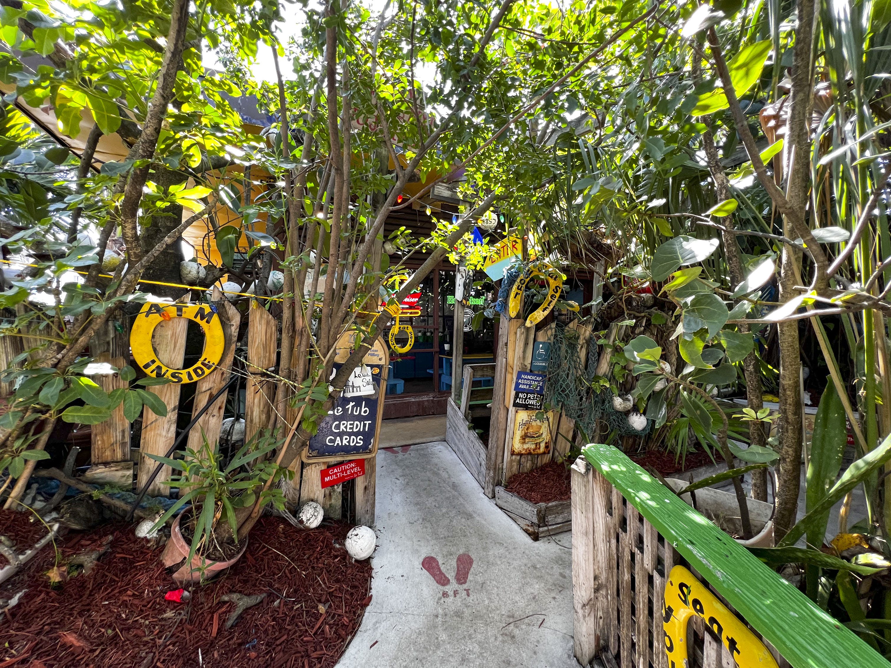 Le Tub Saloon - Hollywood - Miami - The Infatuation