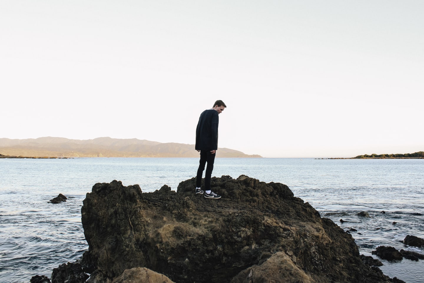 Watch Lontalius’ In-Studio Performance Of “Light Shines Through The ...