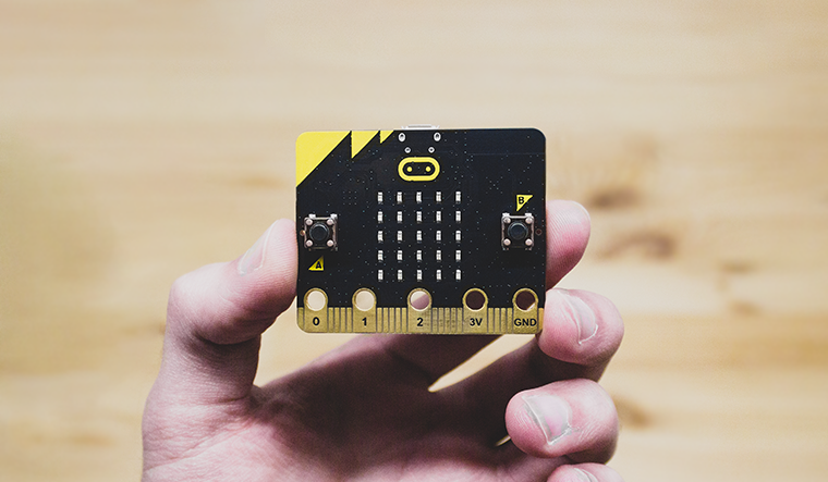 Meet the BBC micro:bit | MAKER_LAB