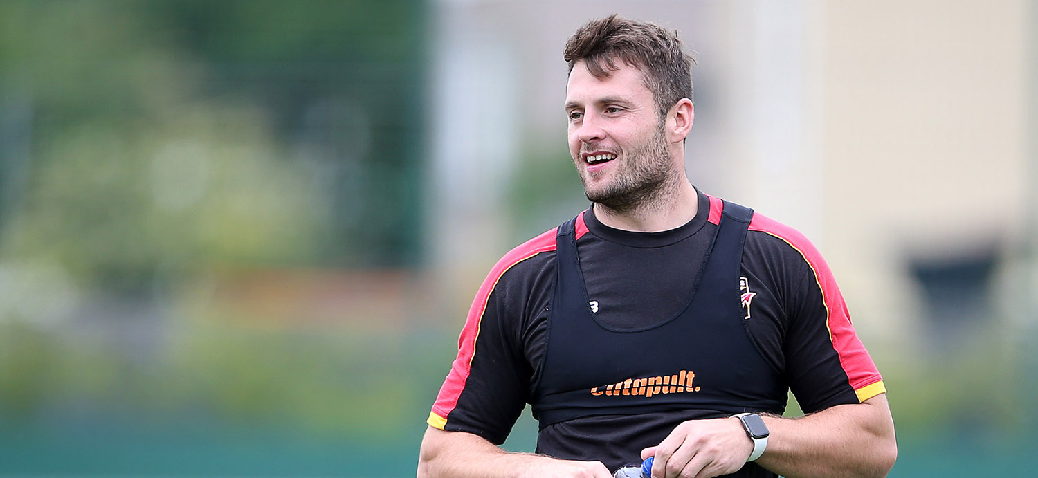 Dragon News : Fly half Lewis signs new contract