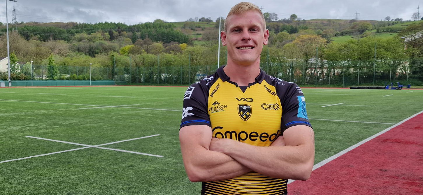 Dragon News : Hollis signs on short-term contract