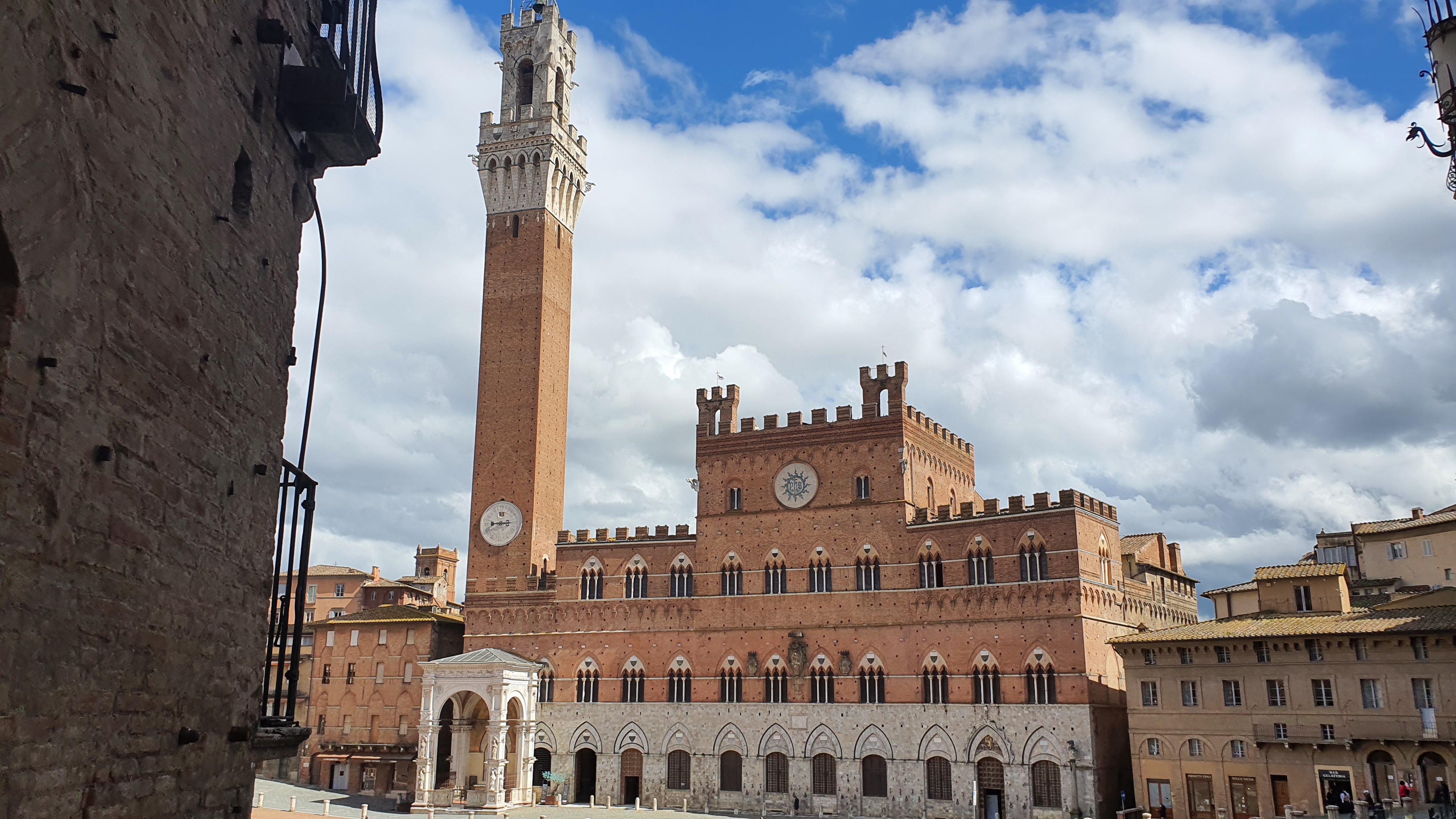 Explore the medieval city centre of Siena - live online tour from Siena