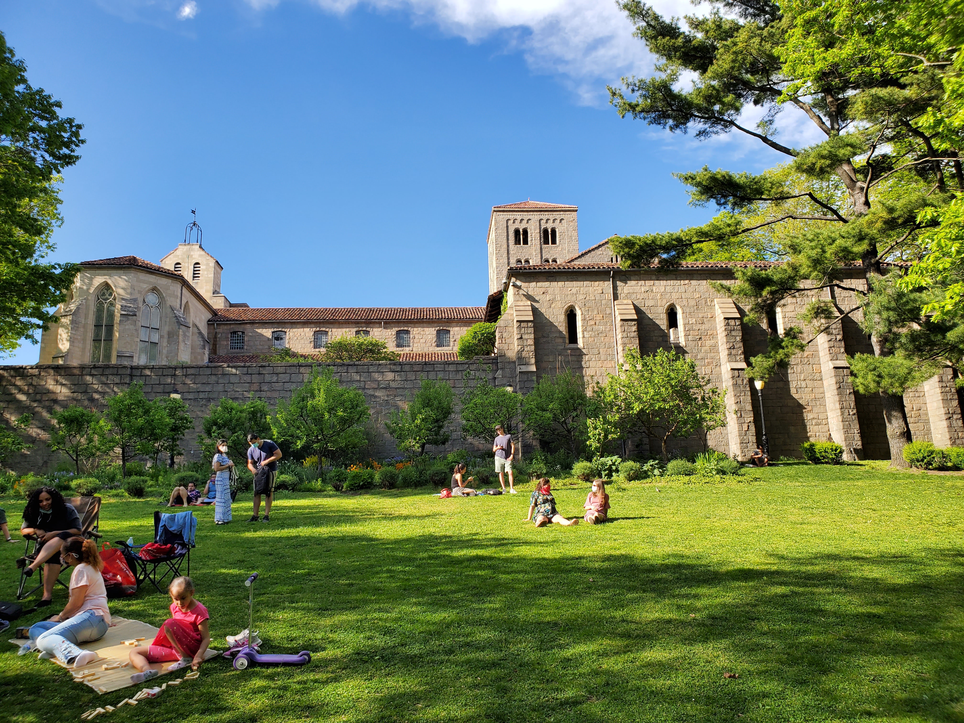 Head to the Hilly Fort Tryon Park - live online tour from New York