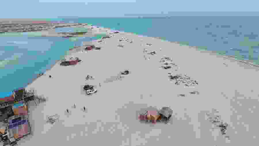 2-Day Bar Al Hikman Beach Group Tour in Oman