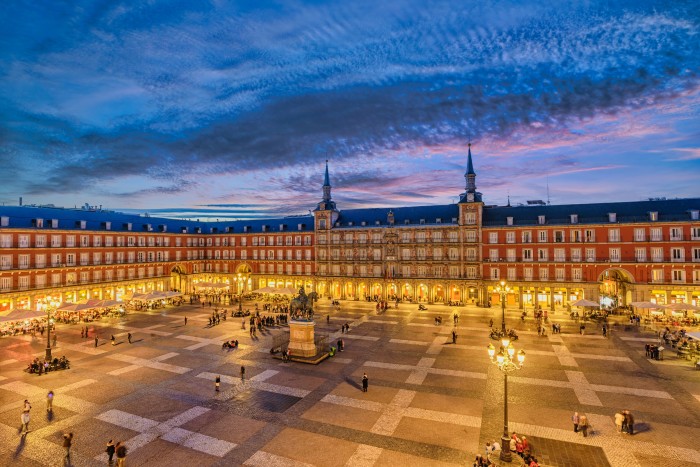 Private Vacation Photoshoot with Photographer in Madrid