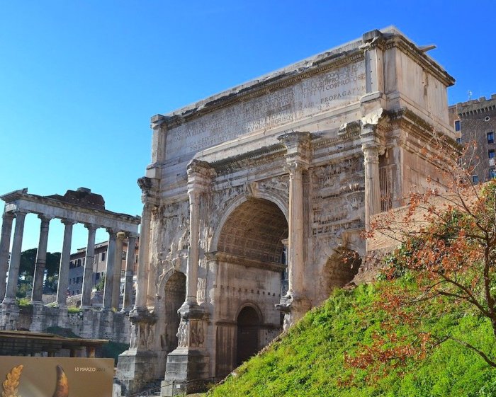 Rome Sightseeing Hop-on Hop-off Bus+ Colosseum/Ancient Rome Tour
